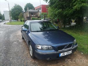 Zils Volvo S60 2001 Rīga, ar dzinēja tilpumu 2.40 L un nobraukumu 297 tūkst. km par 990 €, foto  vietnē AUTOMOTO.COM.LV