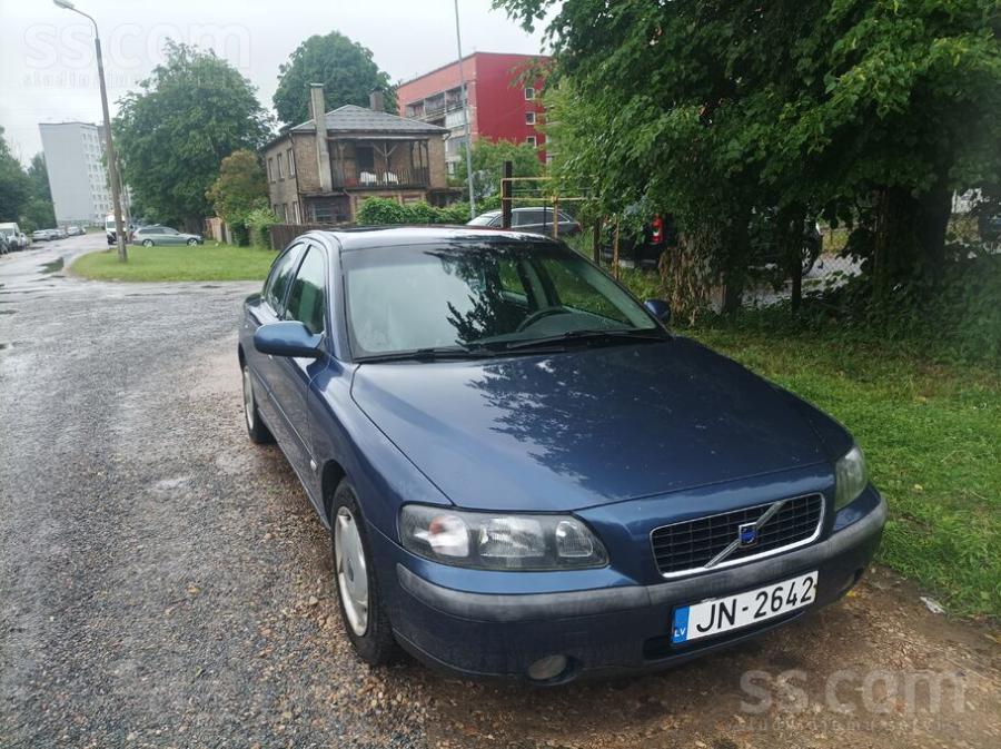 Zils Volvo S60 2001 Rīga, ar dzinēja tilpumu 2.40 L un nobraukumu 297 tūkst. km par 990 €, foto 1 vietnē AUTOMOTO.COM.LV