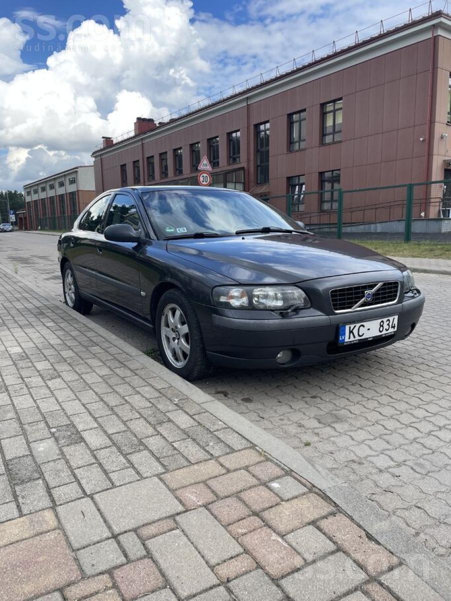 Zils Volvo S60 2001 Rīga, ar dzinēja tilpumu 2.40 L un nobraukumu 280 tūkst. km par 1600 €, foto 1 vietnē AUTOMOTO.COM.LV