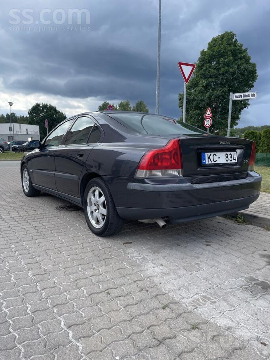 Zils Volvo S60 2001 Rīga, ar dzinēja tilpumu 2.40 L un nobraukumu 280 tūkst. km par 1600 €, foto 4 vietnē AUTOMOTO.COM.LV