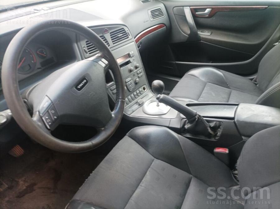 Blue Volvo S60 2001 in Riga, with an engine capacity of 2.40 L and mileage of 297 thousand km for 890 €, photo 6 on AUTOMOTO.COM.LV