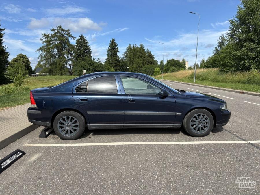 Blue Volvo S60 2001 in Vilnius, with an engine capacity of 2.40 L and mileage of 370 thousand km for 1350 €, photo 6 on AUTOMOTO.COM.LV