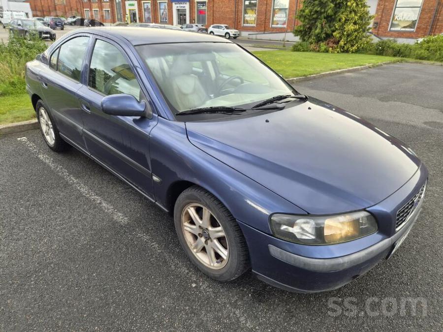 Zils Volvo S60 2001 Rīga, ar dzinēja tilpumu 2.40 L un nobraukumu 294 tūkst. km par 1200 €, foto 1 vietnē AUTOMOTO.COM.LV