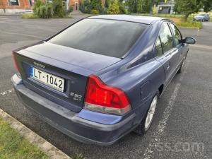 Zils Volvo S60 2001 Rīga, ar dzinēja tilpumu 2.40 L un nobraukumu 294 tūkst. km par 1200 €, foto 3 vietnē AUTOMOTO.COM.LV