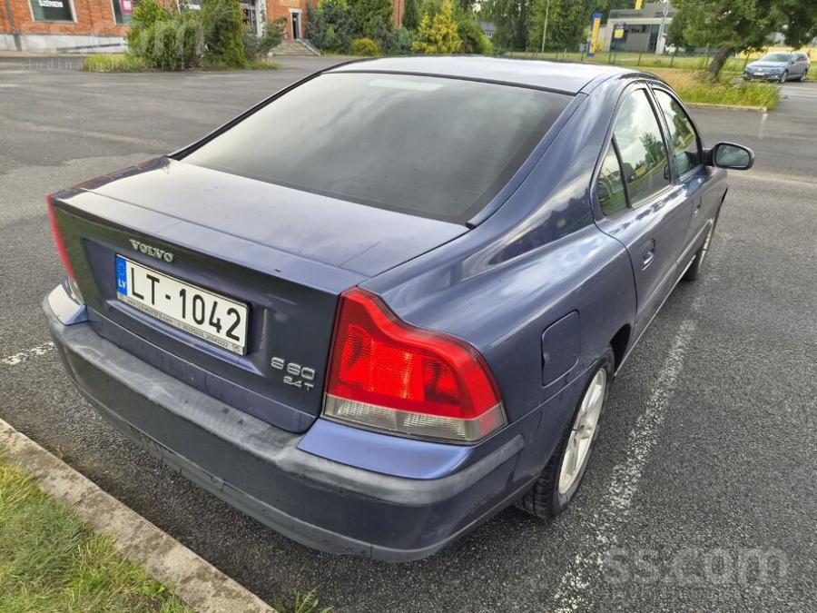 Zils Volvo S60 2001 Rīga, ar dzinēja tilpumu 2.40 L un nobraukumu 294 tūkst. km par 1200 €, foto 3 vietnē AUTOMOTO.COM.LV