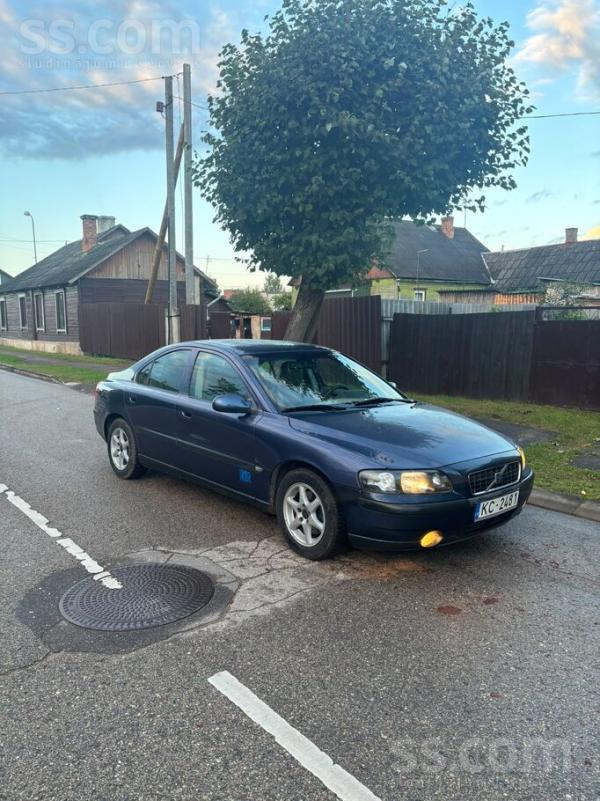 Zils Volvo S60 2001 Krāslava, ar dzinēja tilpumu 2.40 L un nobraukumu 356 tūkst. km par 1400 €, foto 2 vietnē AUTOMOTO.COM.LV
