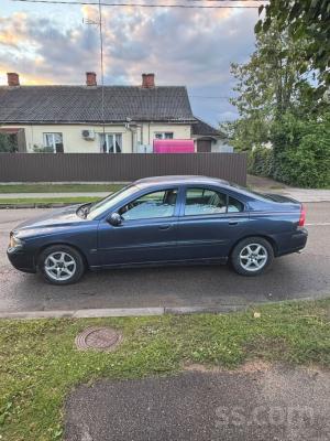 Zils Volvo S60 2001 Krāslava, ar dzinēja tilpumu 2.40 L un nobraukumu 356 tūkst. km par 1400 €, foto 4 vietnē AUTOMOTO.COM.LV