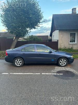 Zils Volvo S60 2001 Krāslava, ar dzinēja tilpumu 2.40 L un nobraukumu 356 tūkst. km par 1400 €, foto 5 vietnē AUTOMOTO.COM.LV