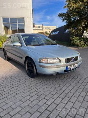 Zils Volvo S60 2001 Rīga, ar dzinēja tilpumu 2.40 L un nobraukumu 342 tūkst. km par 850 €, foto  vietnē AUTOMOTO.COM.LV