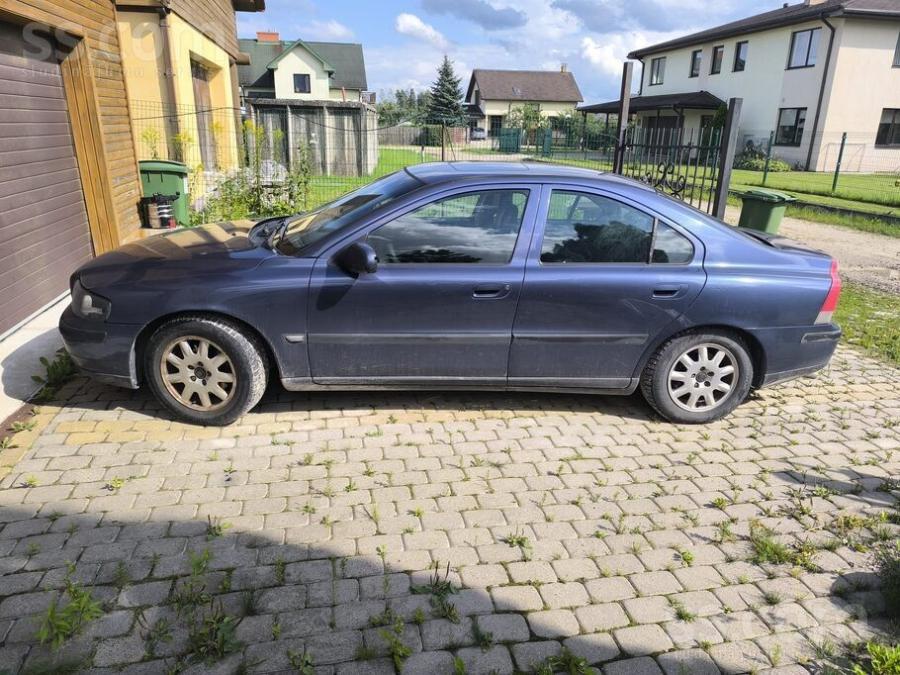 Zils Volvo S60 2001 Rīga, ar dzinēja tilpumu 2.40 L un nobraukumu 374 tūkst. km par 750 €, foto 1 vietnē AUTOMOTO.COM.LV