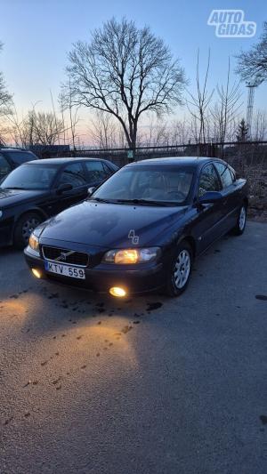 Zils Volvo S60 2002 Viļņa, ar dzinēja tilpumu 2.40 L un nobraukumu 360 tūkst. km par 650 €, foto  vietnē AUTOMOTO.COM.LV