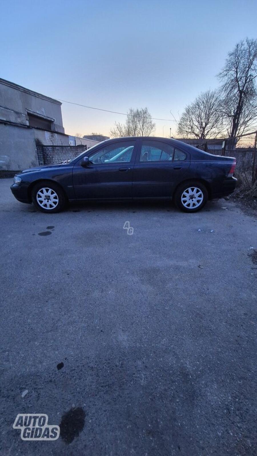 Zils Volvo S60 2002 Viļņa, ar dzinēja tilpumu 2.40 L un nobraukumu 360 tūkst. km par 650 €, foto 3 vietnē AUTOMOTO.COM.LV