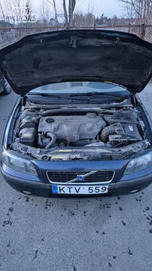 Zils Volvo S60 2002 Viļņa, ar dzinēja tilpumu 2.40 L un nobraukumu 360 tūkst. km par 650 €, foto 4 vietnē AUTOMOTO.COM.LV