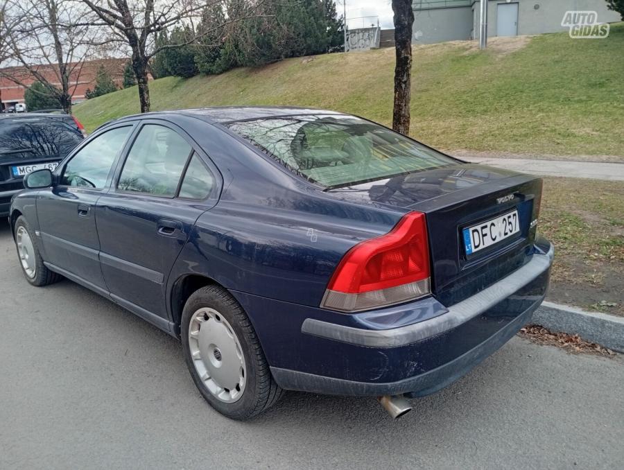 Zils Volvo S60 2002 Viļņa, ar dzinēja tilpumu 2.40 L un nobraukumu 281 tūkst. km par 550 €, foto 4 vietnē AUTOMOTO.COM.LV