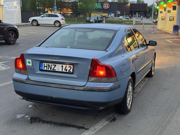 Zils Volvo S60 2002 Viļņa, ar dzinēja tilpumu 2.40 L un nobraukumu 357 tūkst. km par 850 €, foto 4 vietnē AUTOMOTO.COM.LV