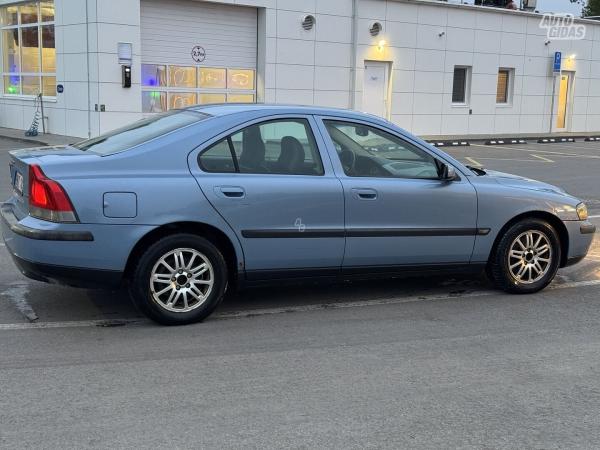 Zils Volvo S60 2002 Viļņa, ar dzinēja tilpumu 2.40 L un nobraukumu 357 tūkst. km par 850 €, foto 5 vietnē AUTOMOTO.COM.LV