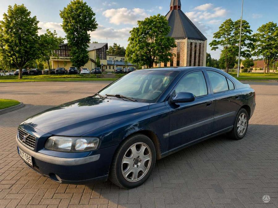 Zils Volvo S60 2002 Viļņa, ar dzinēja tilpumu 2.40 L un nobraukumu 429 tūkst. km par 1100 €, foto 4 vietnē AUTOMOTO.COM.LV