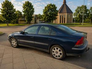 Zils Volvo S60 2002 Viļņa, ar dzinēja tilpumu 2.40 L un nobraukumu 429 tūkst. km par 1100 €, foto 7 vietnē AUTOMOTO.COM.LV