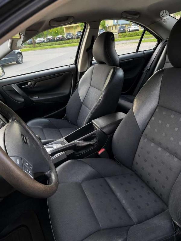 Blue Volvo S60 2002 in Vilnius, with an engine capacity of 2.40 L and mileage of 429 thousand km for 1100 €, photo 8 on AUTOMOTO.COM.LV