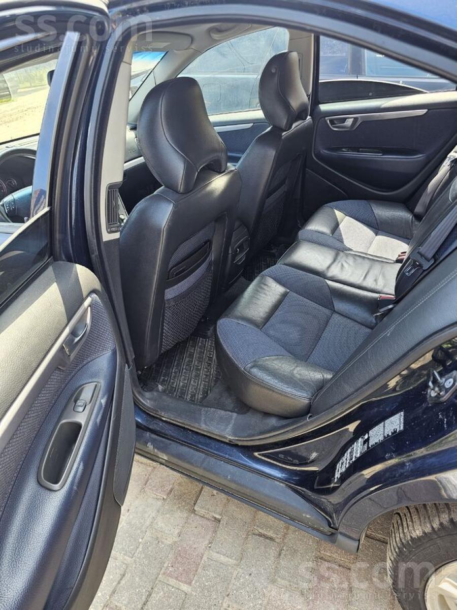 Blue Volvo S60 2002 in Dobele, with an engine capacity of 2.40 L and mileage of 246 thousand km for 1500 €, photo 7 on AUTOMOTO.COM.LV
