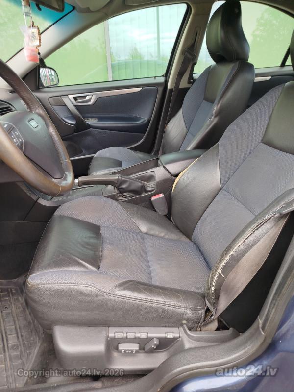 Blue Volvo S60 2002 in Tartu, with an engine capacity of 2.40 L and mileage of 272 thousand km for 1290 €, photo 9 on AUTOMOTO.COM.LV