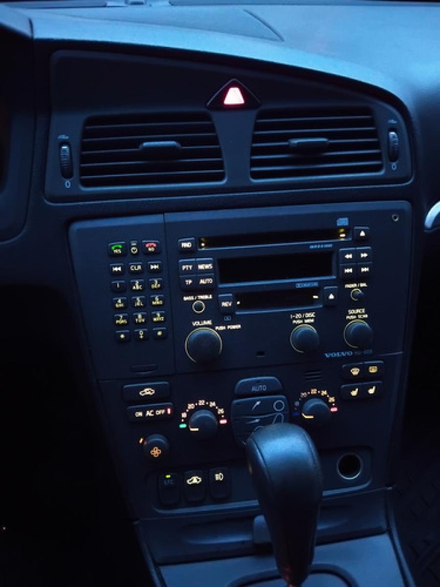 Blue Volvo S60 2002 in Tartu, with an engine capacity of 2.40 L and mileage of 274 thousand km for 1990 €, photo 15 on AUTOMOTO.COM.LV