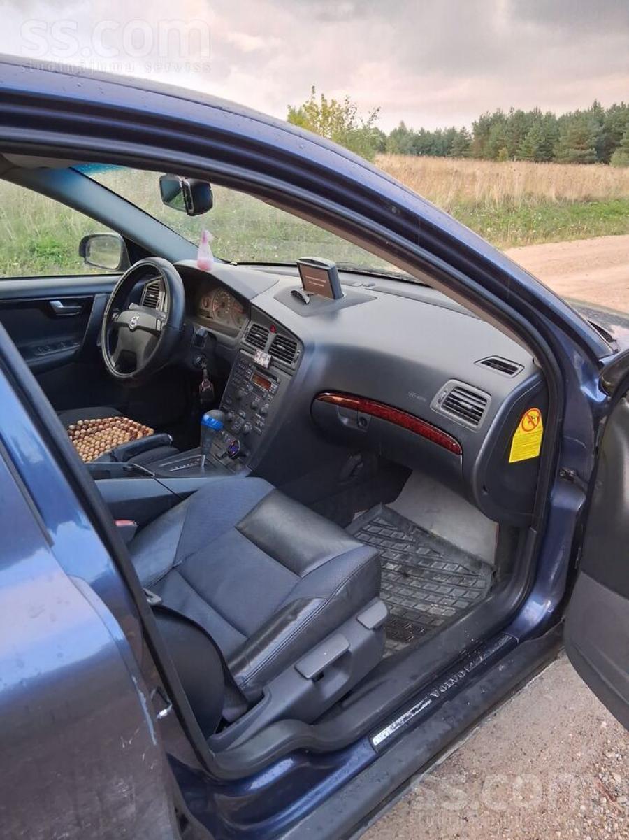 Blue Volvo S60 2002 in Daugavpils, with an engine capacity of 2.40 L and mileage of 442 thousand km for 1000 €, photo 6 on AUTOMOTO.COM.LV