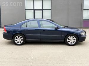 Zils Volvo S60 2002 Rīga, ar dzinēja tilpumu 2.40 L un nobraukumu 340 tūkst. km par 2800 €, foto 24 vietnē AUTOMOTO.COM.LV