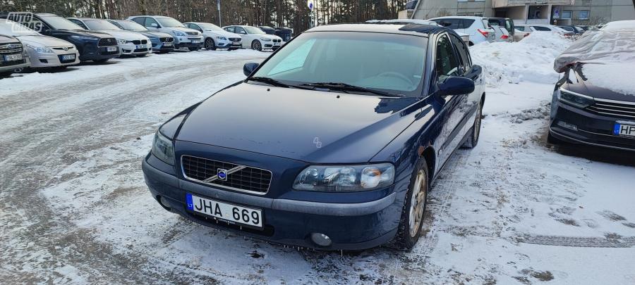 Blue Volvo S60 2002 in Vilnius, with an engine capacity of 2.40 L and mileage of 401 thousand km for 1300 €, photo 1 on AUTOMOTO.COM.LV