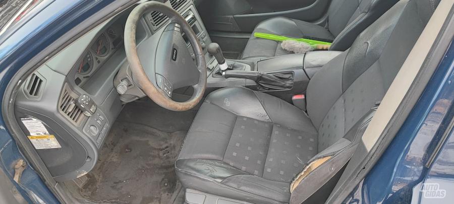 Blue Volvo S60 2002 in Vilnius, with an engine capacity of 2.40 L and mileage of 401 thousand km for 1300 €, photo 3 on AUTOMOTO.COM.LV
