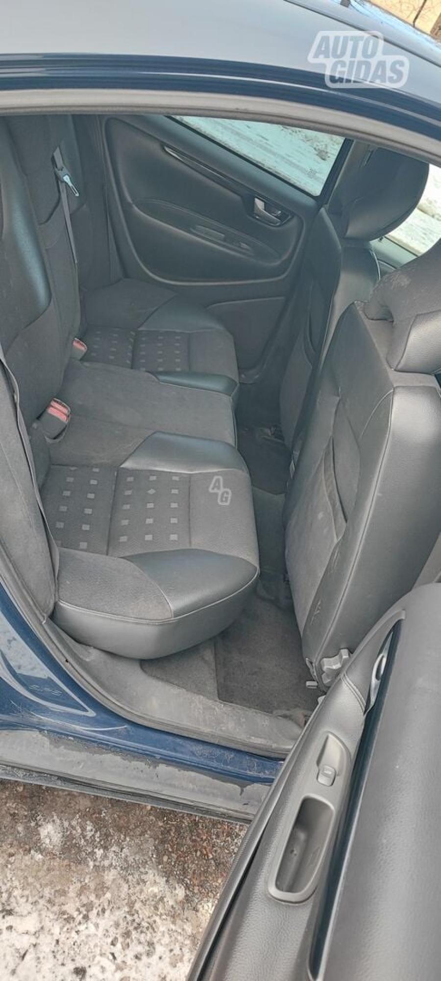 Blue Volvo S60 2002 in Vilnius, with an engine capacity of 2.40 L and mileage of 401 thousand km for 1300 €, photo 12 on AUTOMOTO.COM.LV