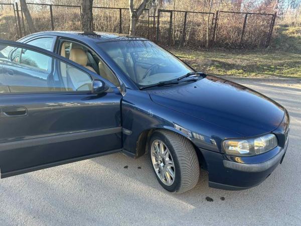 Blue Volvo S60 2003 in Kaunas, with an engine capacity of 2.40 L and mileage of 372 thousand km for 1800 €, photo 2 on AUTOMOTO.COM.LV