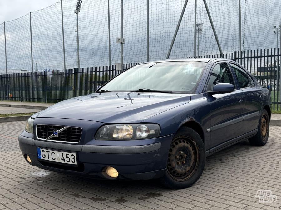 Blue Volvo S60 2003 in Jonava, with an engine capacity of 2.40 L and mileage of 400 thousand km for 450 €, photo 3 on AUTOMOTO.COM.LV
