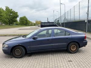 Blue Volvo S60 2003 in Jonava, with an engine capacity of 2.40 L and mileage of 400 thousand km for 450 €, photo 4 on AUTOMOTO.COM.LV