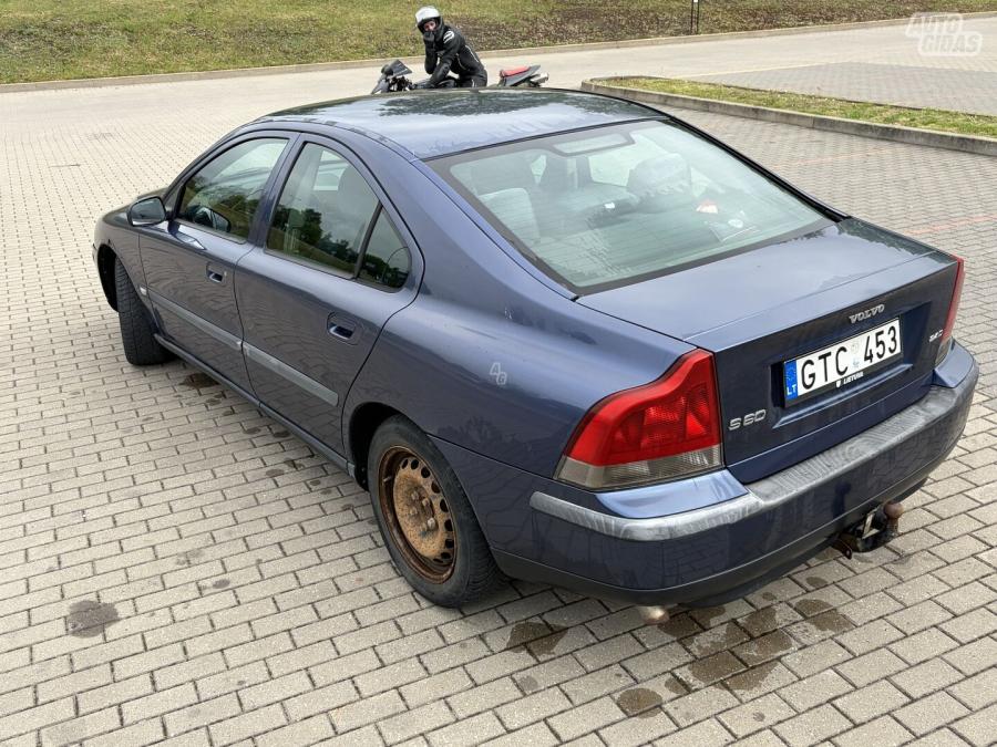 Blue Volvo S60 2003 in Jonava, with an engine capacity of 2.40 L and mileage of 400 thousand km for 450 €, photo 5 on AUTOMOTO.COM.LV