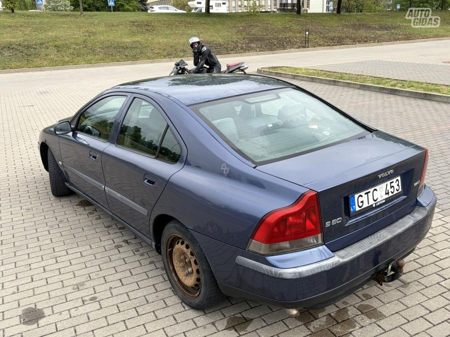 Blue Volvo S60 2003 in Jonava, with an engine capacity of 2.40 L and mileage of 400 thousand km for 450 €, photo 6 on AUTOMOTO.COM.LV