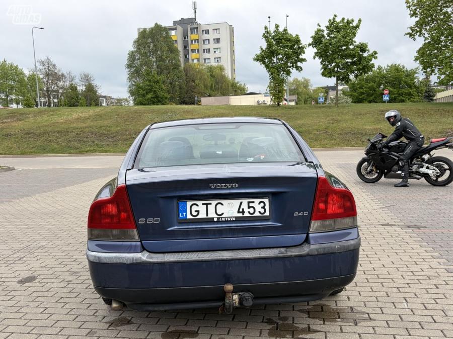 Blue Volvo S60 2003 in Jonava, with an engine capacity of 2.40 L and mileage of 400 thousand km for 450 €, photo 7 on AUTOMOTO.COM.LV