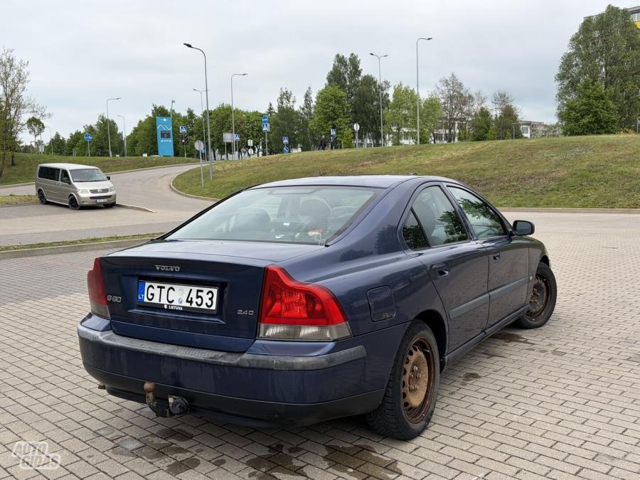 Blue Volvo S60 2003 in Jonava, with an engine capacity of 2.40 L and mileage of 400 thousand km for 450 €, photo 8 on AUTOMOTO.COM.LV