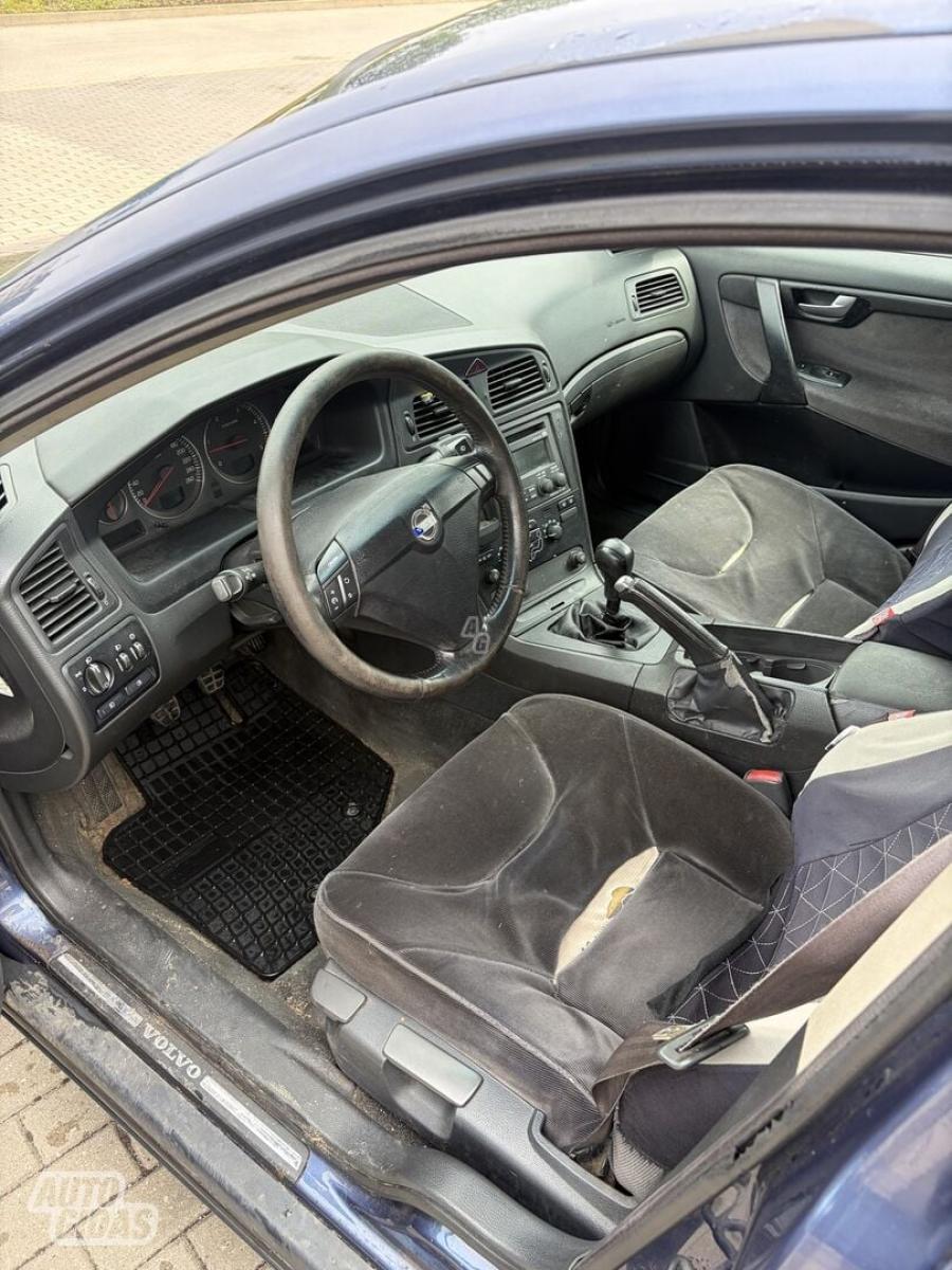 Blue Volvo S60 2003 in Jonava, with an engine capacity of 2.40 L and mileage of 400 thousand km for 450 €, photo 11 on AUTOMOTO.COM.LV