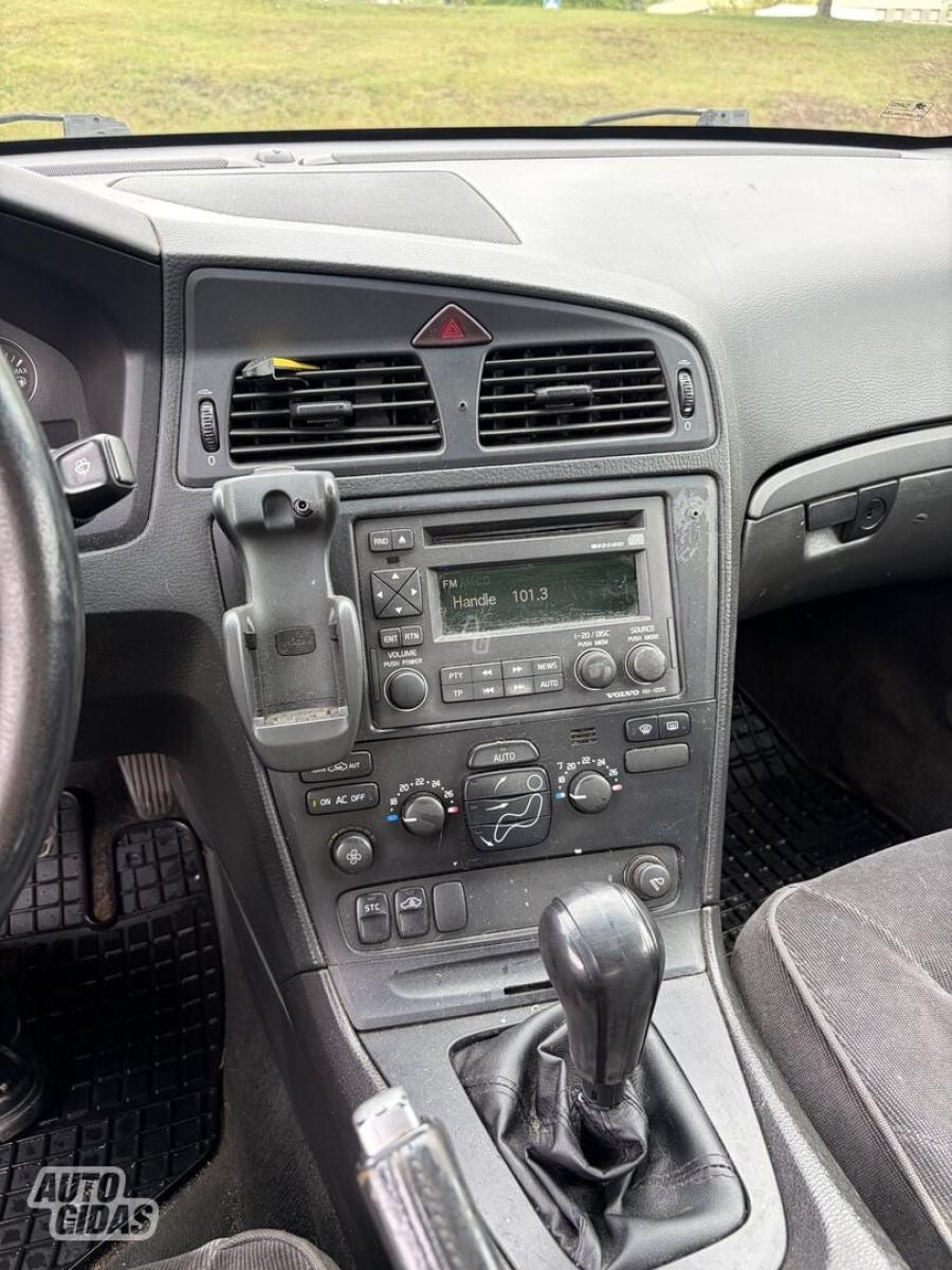 Blue Volvo S60 2003 in Jonava, with an engine capacity of 2.40 L and mileage of 400 thousand km for 450 €, photo 13 on AUTOMOTO.COM.LV