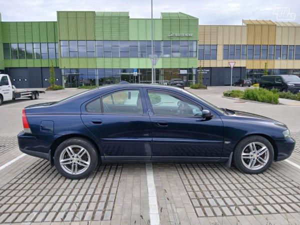 Zils Volvo S60 2003 Viļņa, ar dzinēja tilpumu 2.40 L un nobraukumu 316 tūkst. km par 1100 €, foto 3 vietnē AUTOMOTO.COM.LV