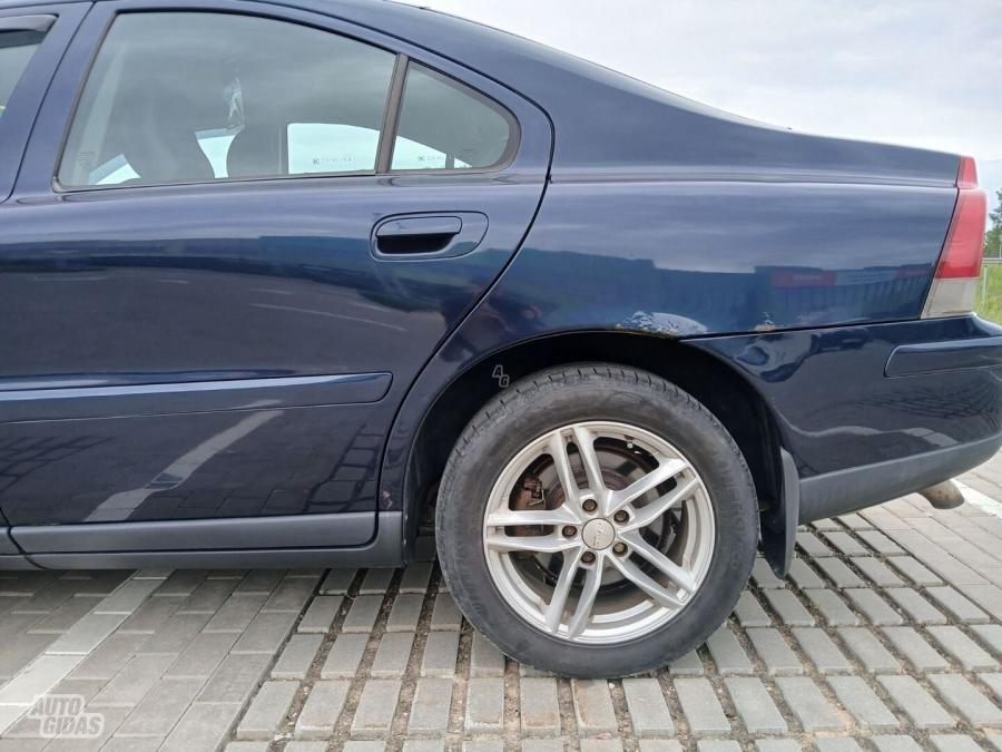 Blue Volvo S60 2003 in Vilnius, with an engine capacity of 2.40 L and mileage of 316 thousand km for 1100 €, photo 6 on AUTOMOTO.COM.LV