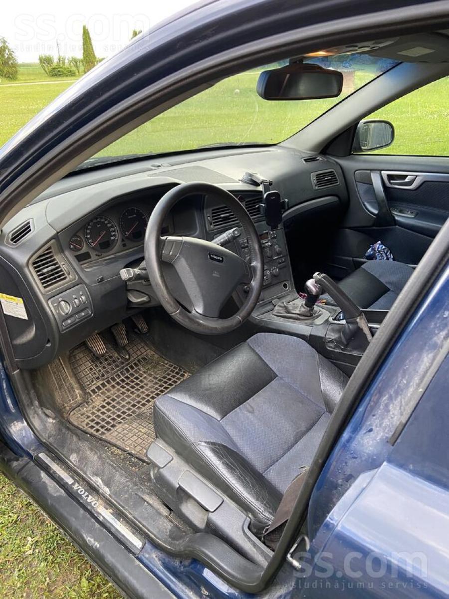 Blue Volvo S60 2003 in Riga, with an engine capacity of 2.40 L and mileage of 355 thousand km for 1000 €, photo 5 on AUTOMOTO.COM.LV