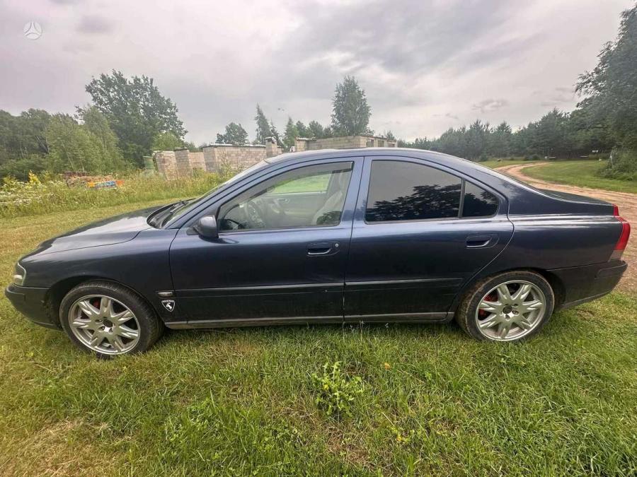 Zils Volvo S60 2003 Viļņa, ar dzinēja tilpumu 2.40 L un nobraukumu 451 tūkst. km par 950 €, foto 5 vietnē AUTOMOTO.COM.LV