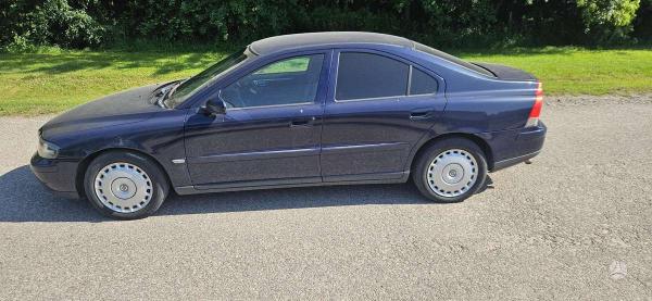 Zils Volvo S60 2003 Viļņa, ar dzinēja tilpumu 2.40 L un nobraukumu 390 tūkst. km par 850 €, foto 3 vietnē AUTOMOTO.COM.LV