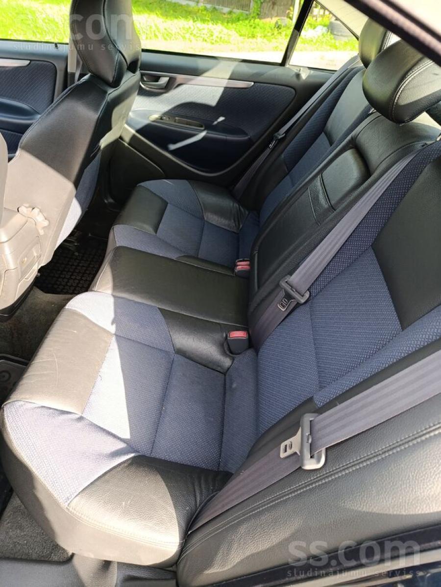 Blue Volvo S60 2003 in Riga, with an engine capacity of 2.40 L and mileage of 209 thousand km for 2500 €, photo 7 on AUTOMOTO.COM.LV
