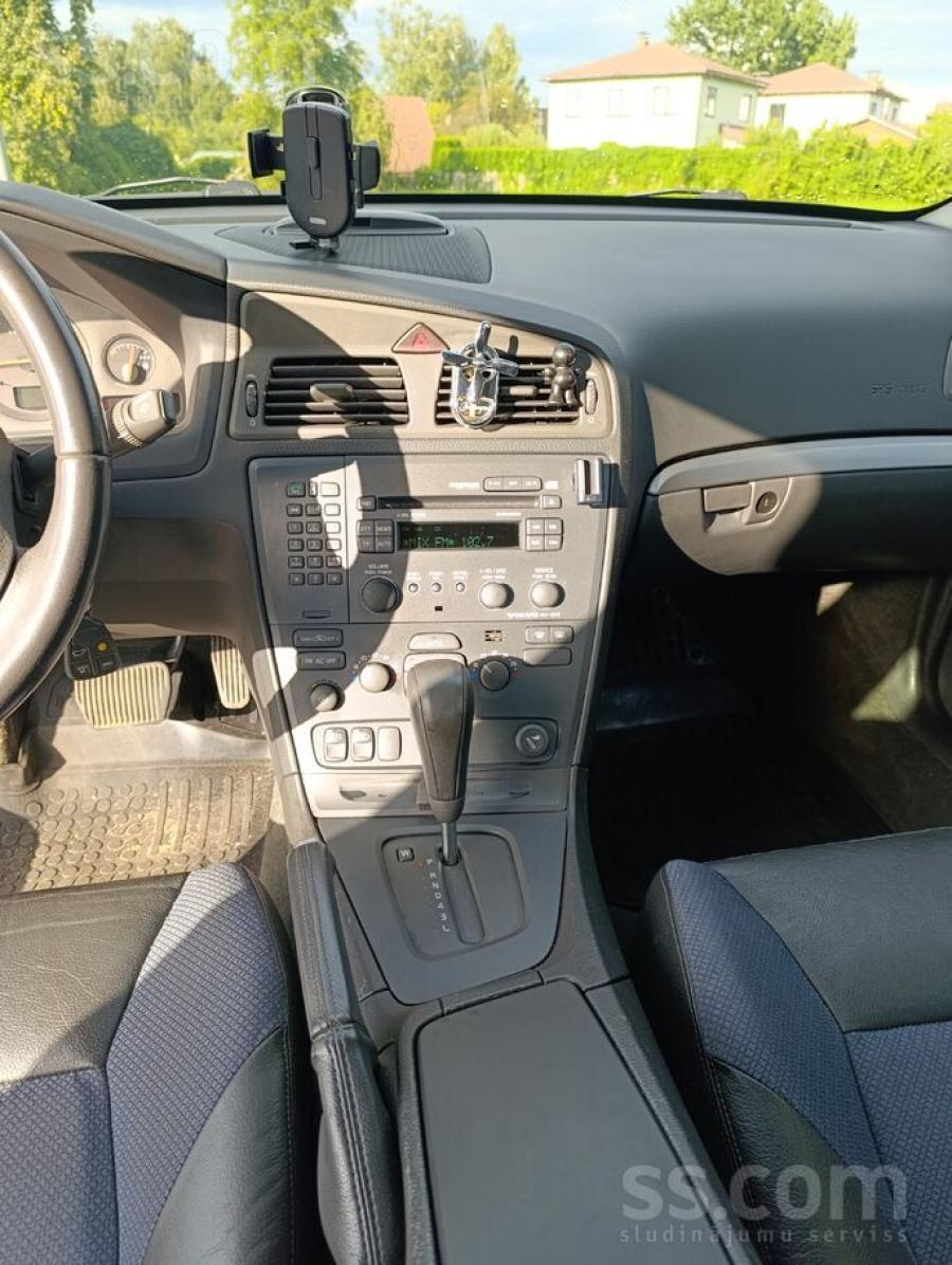 Blue Volvo S60 2003 in Riga, with an engine capacity of 2.40 L and mileage of 209 thousand km for 2500 €, photo 8 on AUTOMOTO.COM.LV