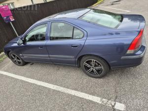 Zils Volvo S60 2003 Rīga, ar dzinēja tilpumu 2.40 L un nobraukumu 293 tūkst. km par 1500 €, foto  vietnē AUTOMOTO.COM.LV
