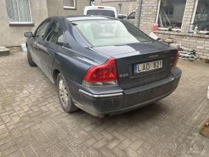 Zils Volvo S60 2004 Tauragė, ar dzinēja tilpumu 2.40 L un nobraukumu 329 tūkst. km par 1200 €, foto 2 vietnē AUTOMOTO.COM.LV