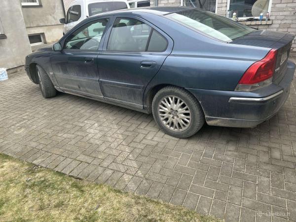Blue Volvo S60 2004 in Taurage, with an engine capacity of 2.40 L and mileage of 329 thousand km for 1200 €, photo 3 on AUTOMOTO.COM.LV